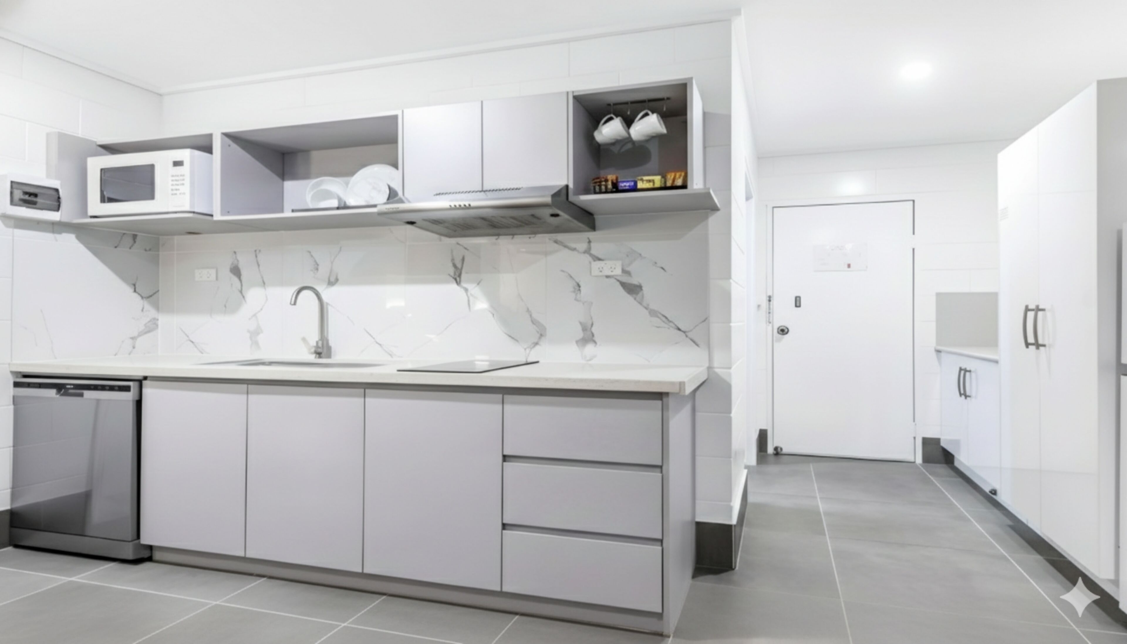 Suite-Estúdio Superior, 1 quarto, cozinha | Kitchenette privada | Um frigorífico/congelador grande, um micro-ondas, uma placa de cozinha 