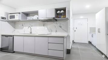 Suite-Estúdio Superior, 1 quarto, cozinha | Kitchenette privada | Um frigorífico/congelador grande, um micro-ondas, uma placa de cozinha