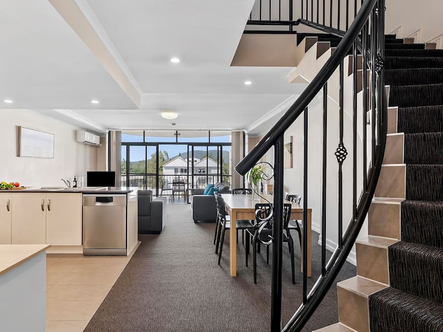 Apartamento standard, vários quartos, para não fumantes, cozinha (3Brm PENTHOUSE) | Área de estar | TV LCD 40 polegadas com canais digitais, TV