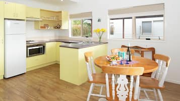 Casa de Campo Superior, 1 quarto, varanda, vista para o jardim | Cozinha privada | Um frigorífico/congelador grande, um micro-ondas, uma placa de cozinha