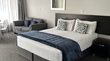 Suíte, 1 quarto (Sleeps 4) | 1 quarto, roupas de cama premium, escrivaninha, cortinas blackout