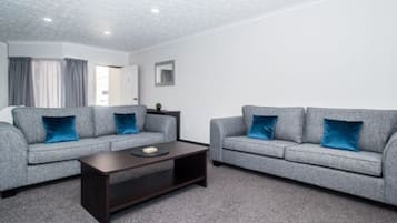 Suíte standard, 2 quartos, cozinha americana (2 Bedoom Apartment) | 1 quarto, roupas de cama premium, escrivaninha, cortinas blackout