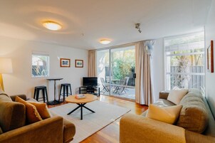 Apartamento família, 2 quartos | Área de estar | TV 32 polegadas com canais via satélite, Netflix