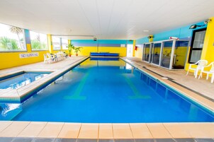 Piscina interior, espreguiçadeiras