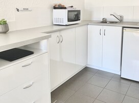 Escrivaninha, espaço de trabalho para notebook, cortinas blackout