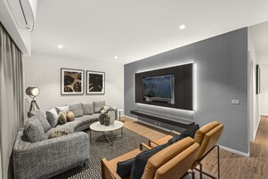 TV LCD, mesa de pingue-pongue