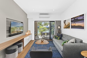 Vila luxo, 2 quartos, para não fumantes | Área de estar | TV LCD, mesa de pingue-pongue