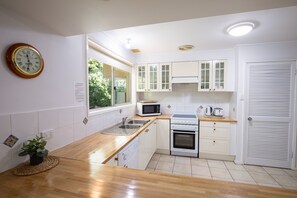 Apartamento Deluxe, 2 quartos, vista para o jardim | Cozinha privada | Um micro-ondas, uma cafeteira/bule, uma chaleira elétrica 