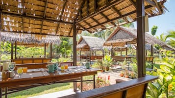 2 restaurantes, café da manhã, culinária internacional