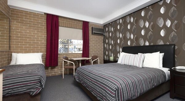 Grand Manor Motor Inn - Queanbeyan - Canberra