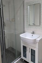 Apartamento, 2 quartos (Upstairs) | Casa de banho | Um polibã, toalhas fornecidas