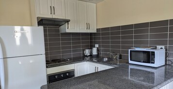 Um frigorífico, uma cafeteira/bule