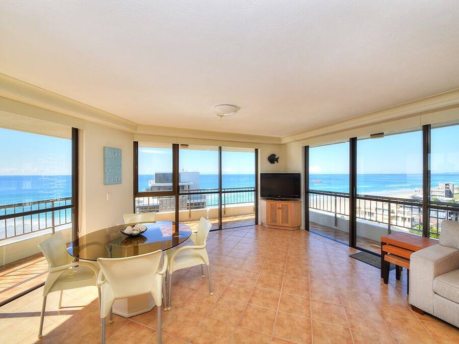 Quarto Deluxe, 2 quartos | Sala de estar | Televisor de 40 polegadas com canais por cabo, leitor de DVD