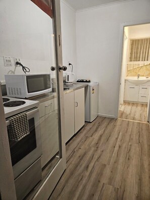 Suíte família, 1 quarto, para não fumantes, cozinha (Family with separate room) | Cozinha privada | Geladeira grande, cafeteira/chaleira