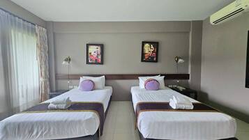 Suíte luxo, 2 camas de solteiro | Frigobar, camas extras/dobráveis (sobretaxa), Wi-Fi de cortesia