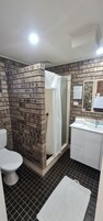 Quarto triplo standard, para não fumantes, no piso térreo | Banheiro | Chuveiro, secador de cabelo, toalhas de banho 