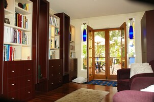 Televisor, leitor de DVD, base para iPod