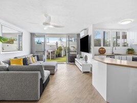 Apartamento Superior, vista para o pátio | Sala de estar | Televisor de ecrã plano de 1 polegadas com canais digitais, TV plasma 