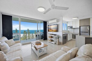 Apartamento Premium, vista para o oceano (Superior) | Sala de estar | Televisor de ecrã plano de 1 polegadas com canais digitais, TV plasma 