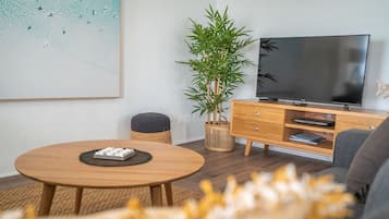 Apartamento Superior, 2 quartos, não fumadores, cozinha (Superior 2 Bedroom Apartment) | Sala de estar | Televisor de ecrã plano de 1 polegadas com canais digitais, TV plasma