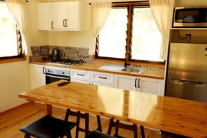 Cabana de Madeira Signature | Cozinha privada | Um frigorífico, um micro-ondas, um forno, uma placa de cozinha 
