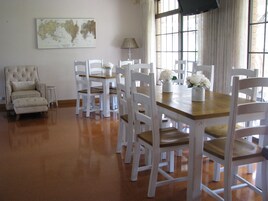 Pequeno-almoço preparado no momento diário mediante uma taxa