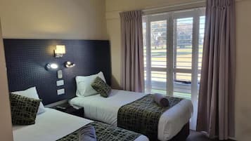 Apartamento Deluxe, 1 quarto (with Spa Bath) | Secretária, cortinas/cortinados opacos, ferro/tábua de engomar