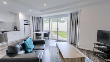 Villa, 1 cama king-size | Sala | Smart TV de 33 polegadas com canais digitais, leitor de DVD