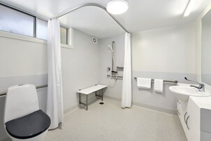 Quarto, 1 cama King, acessível | Banheiro | Chuveiro, chuveiro com efeito de chuva, toalhas de banho 