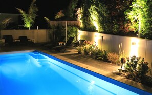 Piscina externa, espreguiçadeiras