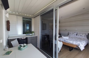 Estúdio standard, 1 cama Queen, para não fumantes, ar-condicionado | Roupas de cama premium, ferros/tábuas de passar roupa, Wi-Fi de cortesia