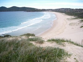 Perto da praia, areia branca 