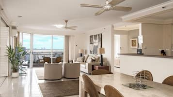 Apartamento Deluxe, 3 quartos, não fumadores, cozinha (Deluxe 3 Bedroom 3NTS MIN) | Sala de estar | Televisor de ecrã plano de 55 polegadas com canais por cabo, televisor