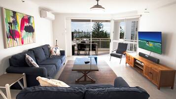 Apartamento luxo, 3 quartos, para não fumantes, cozinha (Deluxe 3 Bedroom 3NTS MIN) | Área de estar | TV de tela plana 55 polegadas com canais a cabo, TV, DVD player