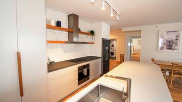 Apartamento luxo, 3 quartos, para não fumantes, cozinha (Deluxe 3 Bedroom 3NTS MIN) | Cozinha privada | Geladeira grande, micro-ondas, fogão, cooktop