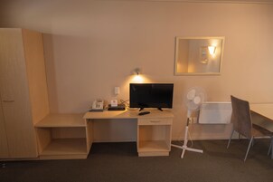 Quarto casal ou duplo, várias camas (1 Queen & 1 Single bed) | Escrivaninha, Wi-Fi de cortesia, roupa de cama