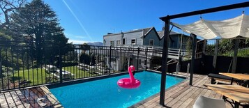 Piscina externa, funciona das 9h às 21h, guarda-sóis, espreguiçadeiras