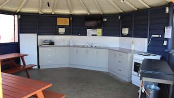 Geladeira, micro-ondas, cooktop, chaleira elétrica