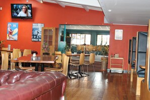 Café da manhã feito na hora todos os dias mediante uma taxa