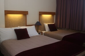 Cofres nos quartos, escrivaninha, berços (sobretaxa), Wi-Fi de cortesia