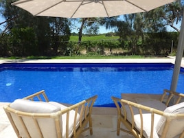 Piscina exterior, espreguiçadeiras