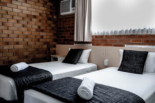 Quarto quádruplo família, 2 quartos | Escrivaninha, ferros/tábuas de passar roupa, Wi-Fi de cortesia