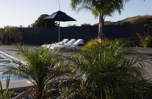Piscina externa sazonal, funciona das 8h às 20h, guarda-sóis