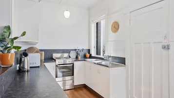 Apartamento, 2 quartos (22 Olive Street) | Cozinha privada | Geladeira grande, micro-ondas, cooktop, cafeteira/chaleira