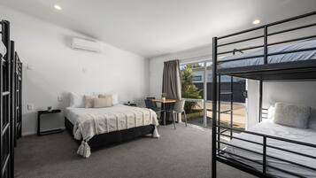 Quarto moderno com uma cama beliche, uma escrivaninha e uma cadeira.