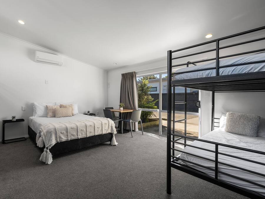 Quarto moderno com uma cama beliche, uma escrivaninha e uma cadeira.