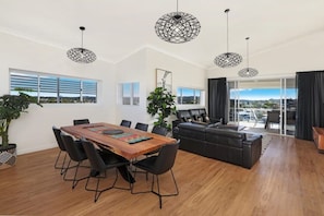 Apartamento premium | Área de estar | TV de tela plana, DVD player