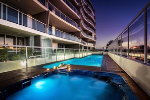 Piscina externa, guarda-sóis, espreguiçadeiras