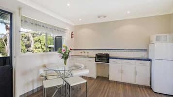 Apartamento Signature, 1 quarto, vista parcial para o lago | Cozinha privada | Um frigorífico/congelador grande, um micro-ondas, uma placa de cozinha