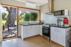 Um frigorífico/congelador grande, um micro-ondas, uma placa de cozinha 